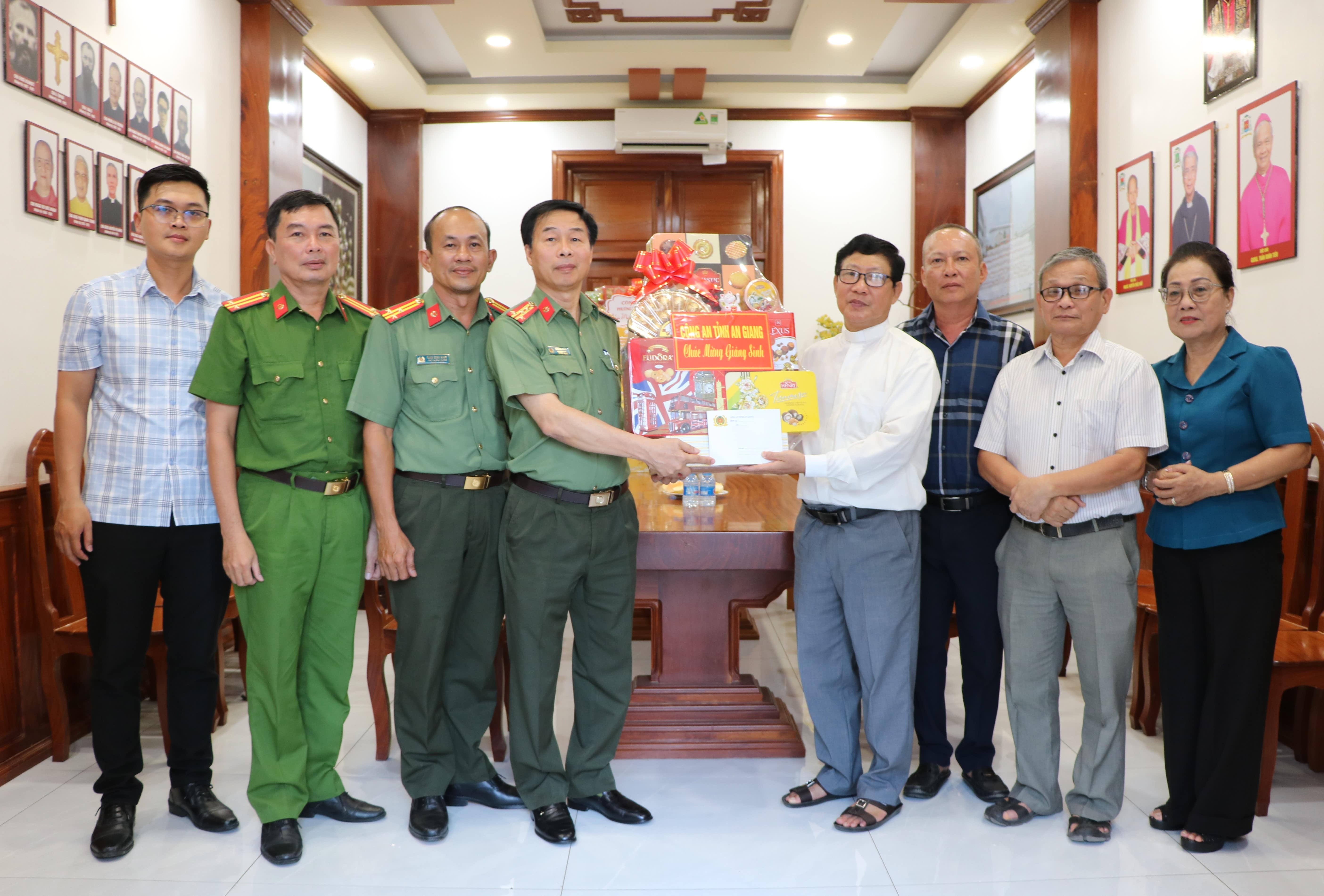 Công an tỉnh An Giang thăm, chúc mừng Nhà thờ Rạch Giá nhân Lễ Giáng ...